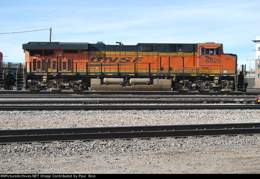 BNSF 6825